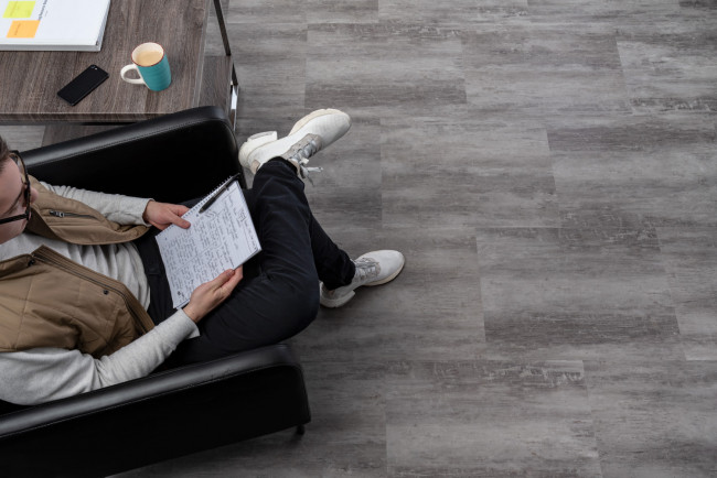Vinyl COREtec 8mm Beton tmavý 50LVT1803 s korkem (2,87m2/bal ...